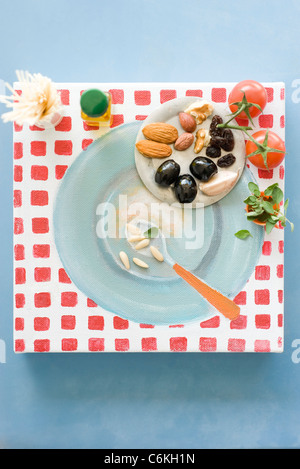 Spaghetti with nuts and raisins Stock Photo - Alamy