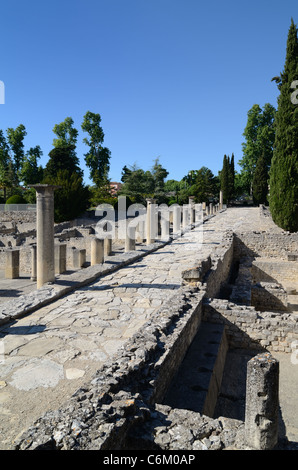 Roman ruins in the Colonnade street. Petra, Jordan Stock Photo - Alamy