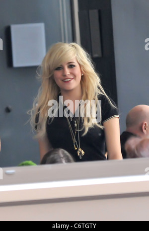 Pixie Lott meets friends for lunch at the May Fair hotel London ...