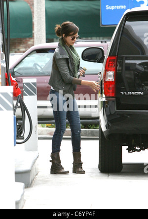 Jessica Alba filling up her car at a gas station in Westwood Los ...