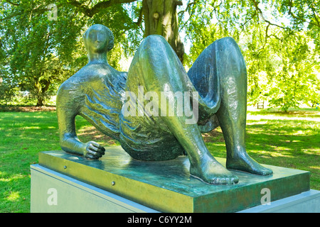 Henry Moore sculpture Draped Reclining Woman 1957-58 Stock Photo - Alamy