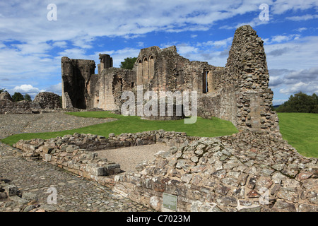 The Warden's Tower (left) and chapel (right) of [Kildrummy Castle ...