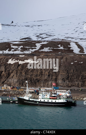 Ship in the harbour of Longyearbyen, Spitsbergen, Svalbard, Arctic ...