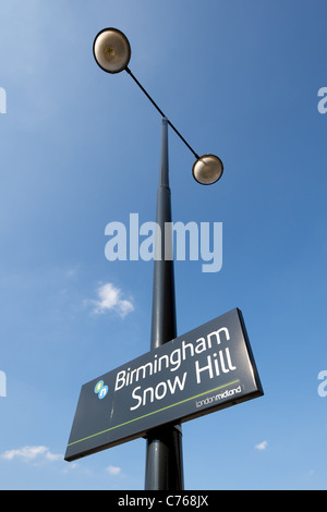 Signpost on the platform at Birmingham Snow Hill railway station ...