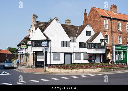 The Old Ship Inn in Worksop closed and FOR SALE Stock Photo - Alamy