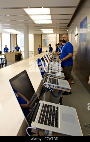 ITALY-Bologna APPLE STORE opening (16-09-2011) the 5th Italian Apple ...