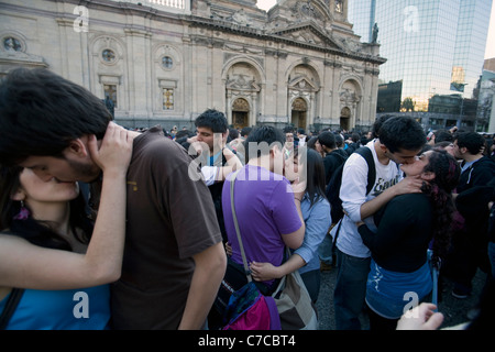 Hundred of couples of students kissing to protest demanding free ...