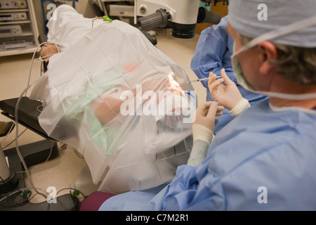 Ophthalmologist performing cataract surgery Stock Photo - Alamy