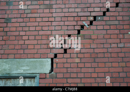 Structural movement of brick wall Stock Photo - Alamy