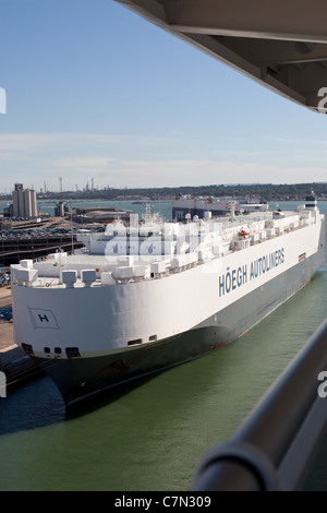 The Hoegh Berlin is a 200 meters long, 32 meters wide car/truck carrier ...
