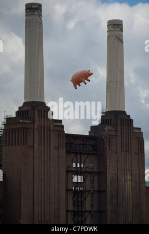 Pink Floyd Inflatable Flying Pig at Battersea December 1976 Power ...
