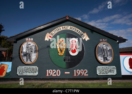 UK Belfast Loyalist paramilitary mural on the Shankill Road estate ...