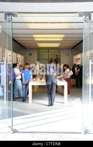 Apple store in Princesshay, Exeter Stock Photo - Alamy