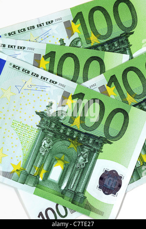 Stack of 100 euro banknotes on dark background with copy space closeup ...