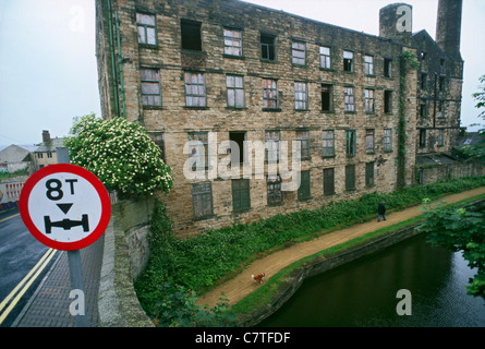 Leeds Liverpool Canal and the Weaver's Triangle at Burnley, Lancashire ...