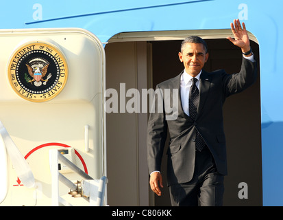 President Barack Obama lands at LAX in Airforce One and wastes no time ...