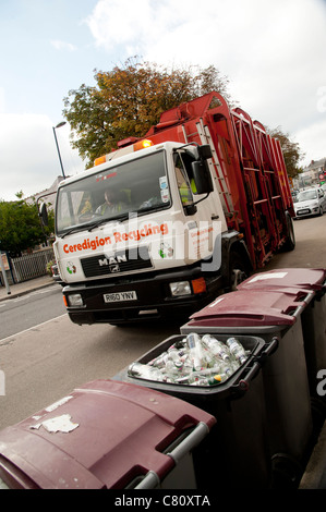 Ceredigion wales recycling lorry Aberystwyth collecting glass Stock ...