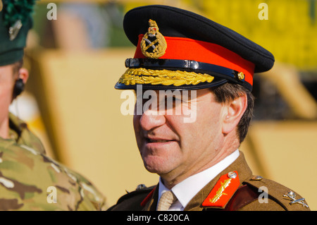 BRITISH ARMY IN KOSOVO SOLDIER OUT ON PATROL Stock Photo - Alamy