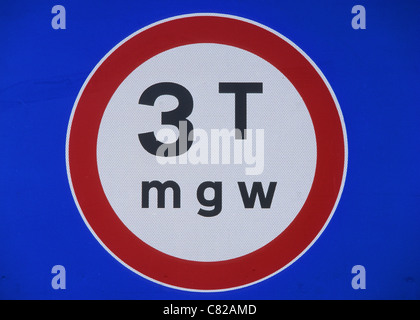 Circular 3 ton weight limit sign Stock Photo - Alamy