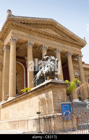 The Palermo Opera House in Piazza Giuseppe Verdi, Palermo, Sicily Stock ...