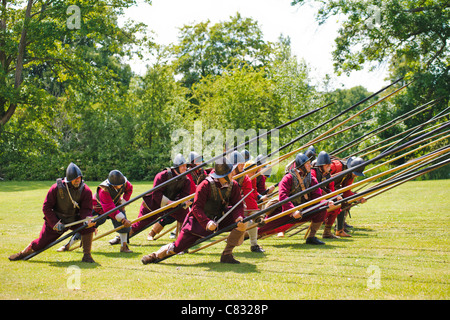 English Civil War pikemen pikeman advancing, pikes, pike 17th century ...