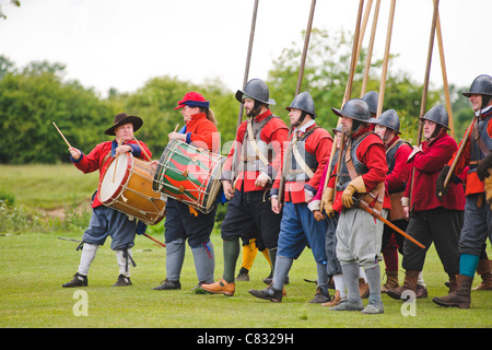 17th century Civil War Pikemen played by sealed knot English civil war ...