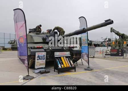 British Army Challenger 2 tank firing Stock Photo - Alamy