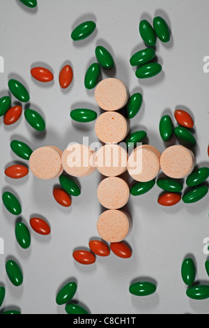 Pills arranged in cross shape, close-up Stock Photo - Alamy
