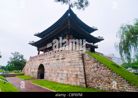 Taedong Gate, Pyongyang, North Korea Stock Photo - Alamy