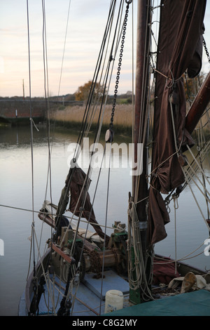 Looking up the mast and rigging of a Thames spritsail barge Stock Photo ...