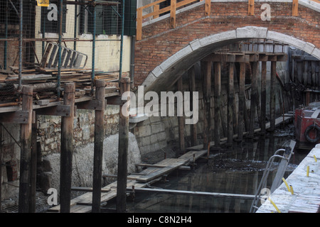 Dry canal dredging maintenance of Venice canals Stock Photo - Alamy