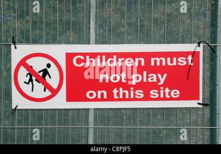 Children Must Not Play On This Site warning sign, Cambridge, England ...