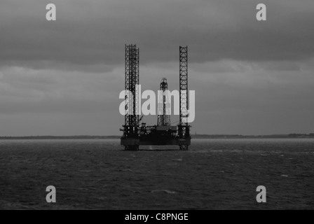 Oil Gas rig in the Humber Estuary near Hull in the UK Stock Photo - Alamy