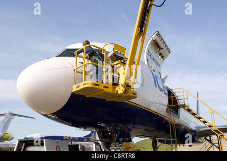Boeing 757 maintenance with cherry-picker Stock Photo - Alamy