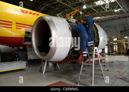 Boeing 757 fan-jet engine maintenance Stock Photo - Alamy
