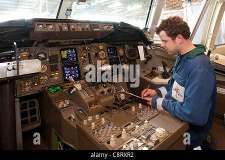 Boeing 757 Cockpit and flight crew at night Stock Photo - Alamy