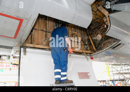 Boeing 757 landing gear Stock Photo - Alamy