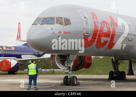 Boeing 757 cockpit & technician Stock Photo - Alamy