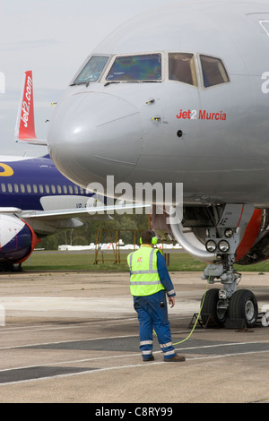 Boeing 757 cockpit & technician Stock Photo - Alamy