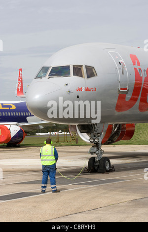 Boeing 757 cockpit & technician Stock Photo - Alamy