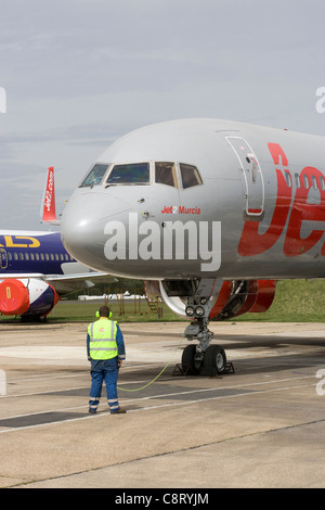 Boeing 757 static with ground-crew technician in attendance Stock Photo ...