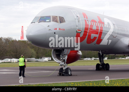 Boeing 757 cockpit & technician Stock Photo - Alamy