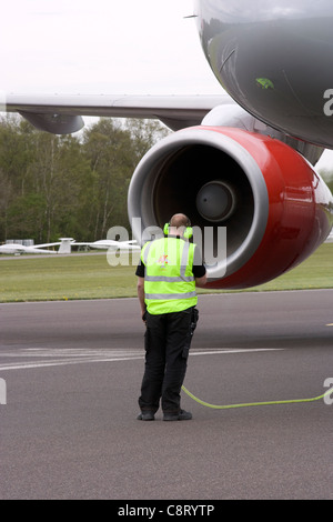Boeing 757 cockpit & technician Stock Photo - Alamy