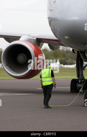 Boeing 757 cockpit & technician Stock Photo - Alamy