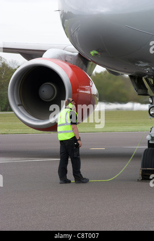 Boeing 757 cockpit & technician Stock Photo - Alamy