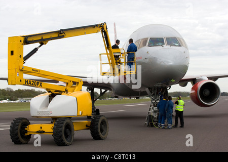 Boeing 757 maintenance with cherry-picker Stock Photo - Alamy