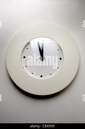 5 minutes before 12 on a clock. Time for decisions, 5 Minuten vor 12 ...