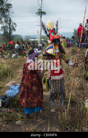Men of Mendi from the Southern Highlands at Hagen Show Western ...