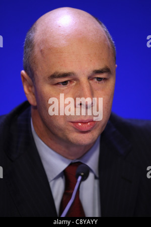 Russian Finance Minister Anton Siluanov (left) and Russian Energy ...
