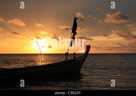 Long tailed boat at sunset, Nai Yang beach, Phuket, Thailand Stock ...